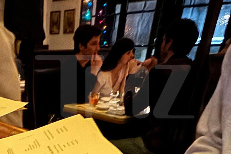 6 fakta hubungan Dakota Johnson dan Role Model, pacaran?