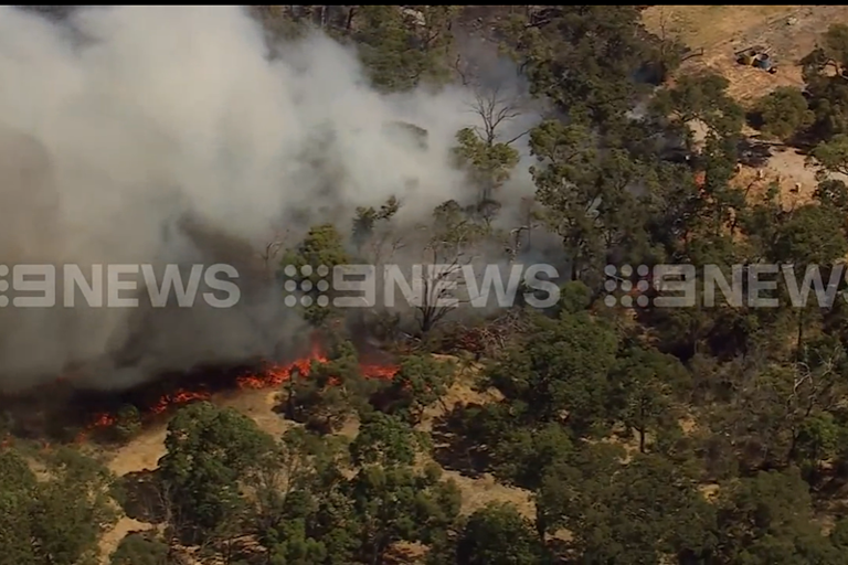 High Wycombe bushfire downgraded as motorists caught in traffic chaos