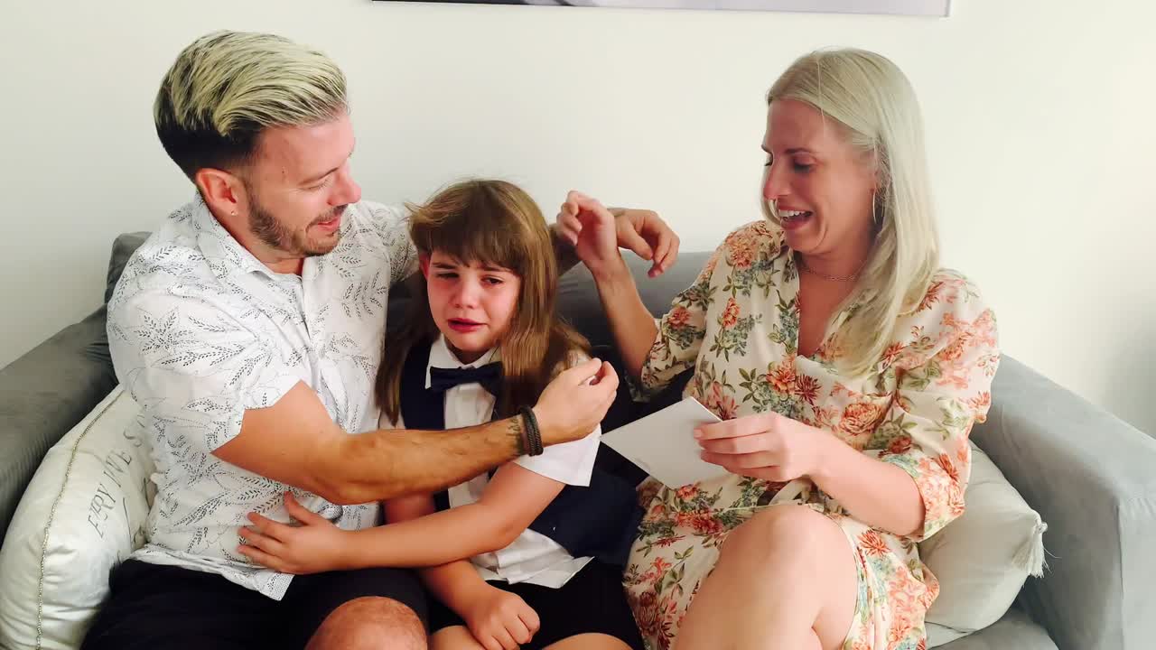 Daughter reacting to pregnancy of identical twins