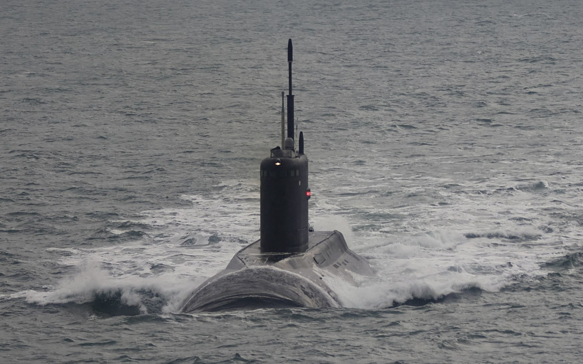 Rusia escolta con un submarino a un petrolero que escapó del bloqueo de ...
