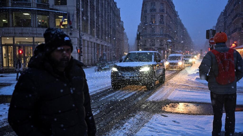 Heavy snow forces flight cancellations, halts bus services in Paris region