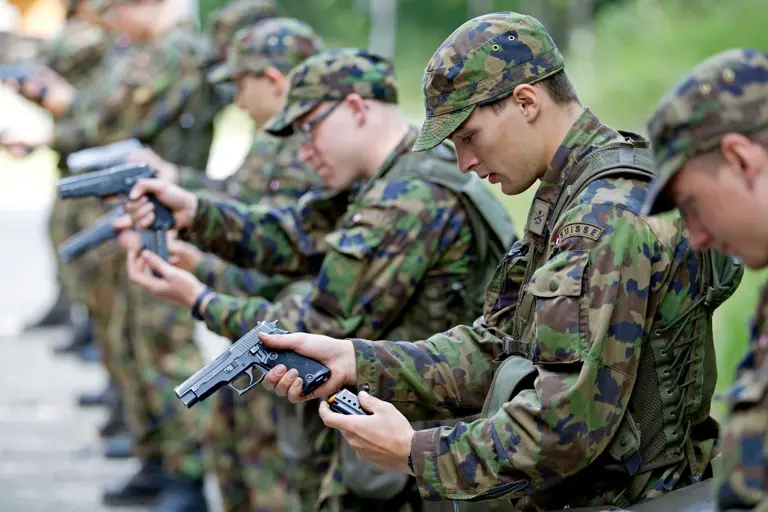 Interne Dokumente zur neuen Armee-Pistole P320 werfen unbequeme Fragen auf