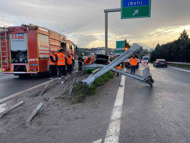 TEM’de otomobilin çarptığı bariyer yerinden söküldü: 1 yaralı