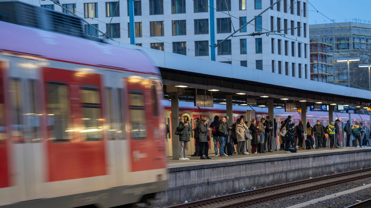 Bahn-Frust am Vormittag: Weichen kaputt, Reparatur an Zügen