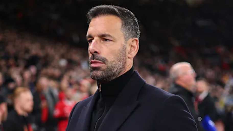 ‘Top’ Man Utd manager target bluntly breaks silence on job links