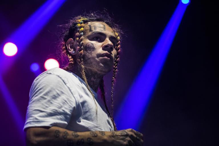 Tekashi 6ix9ine meldt zich bij politie voor gevangenisstraf