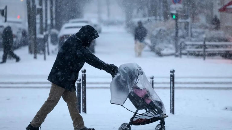 Paris: 140 flights cancelled amid rare snow and deadly cold snap
