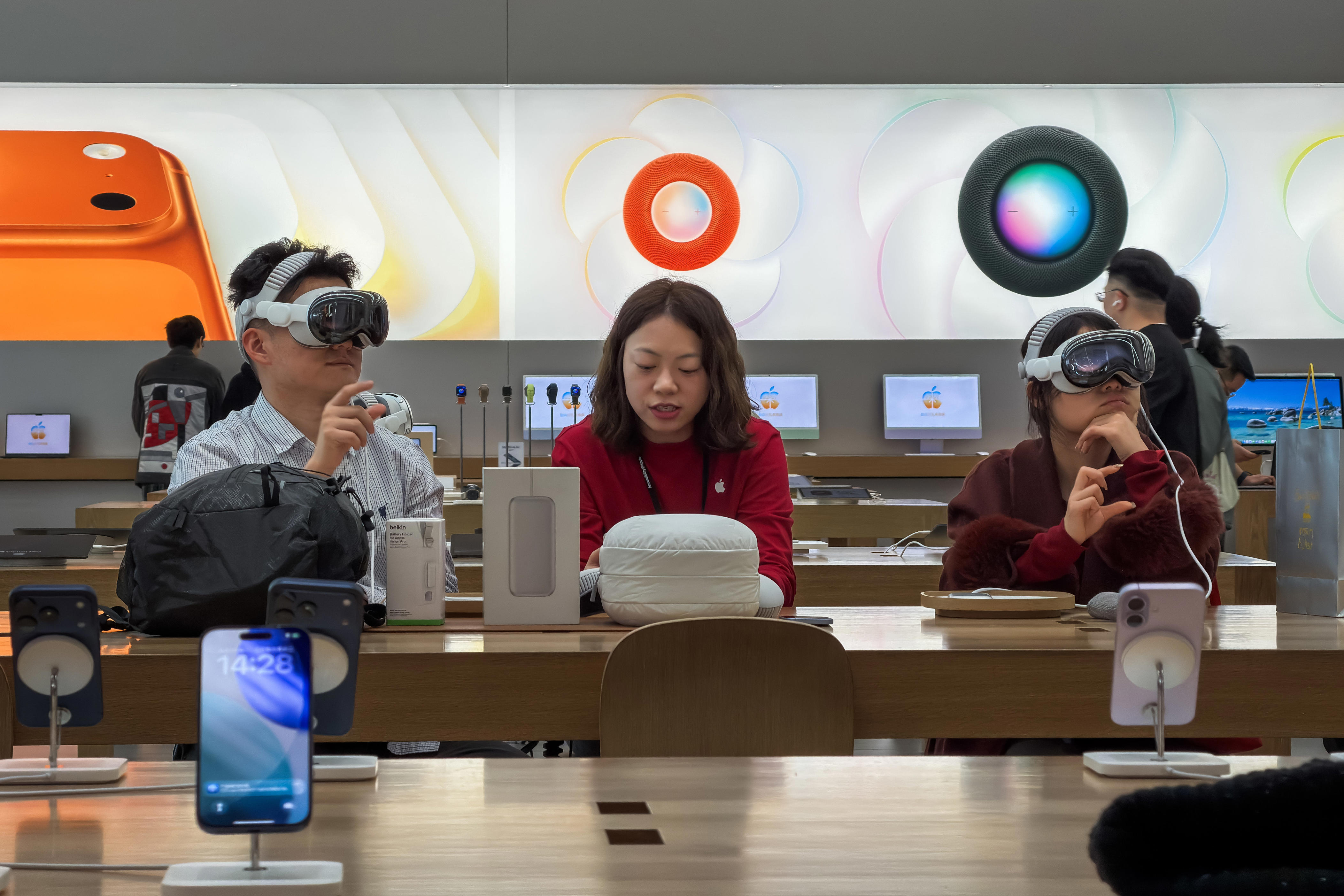 The tech guys can't get you to wear face computers. But they're not ...