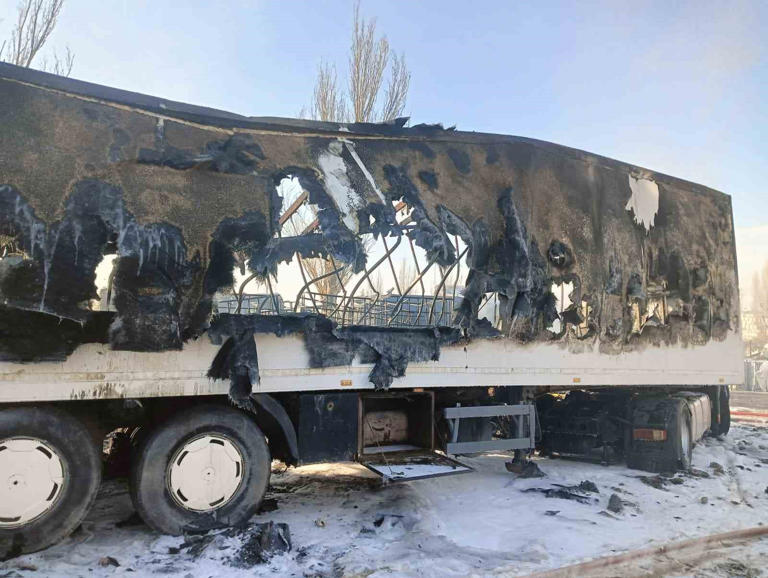 Ankara’da yediemin otoparkındaki tır yangını kontrol altına alındı