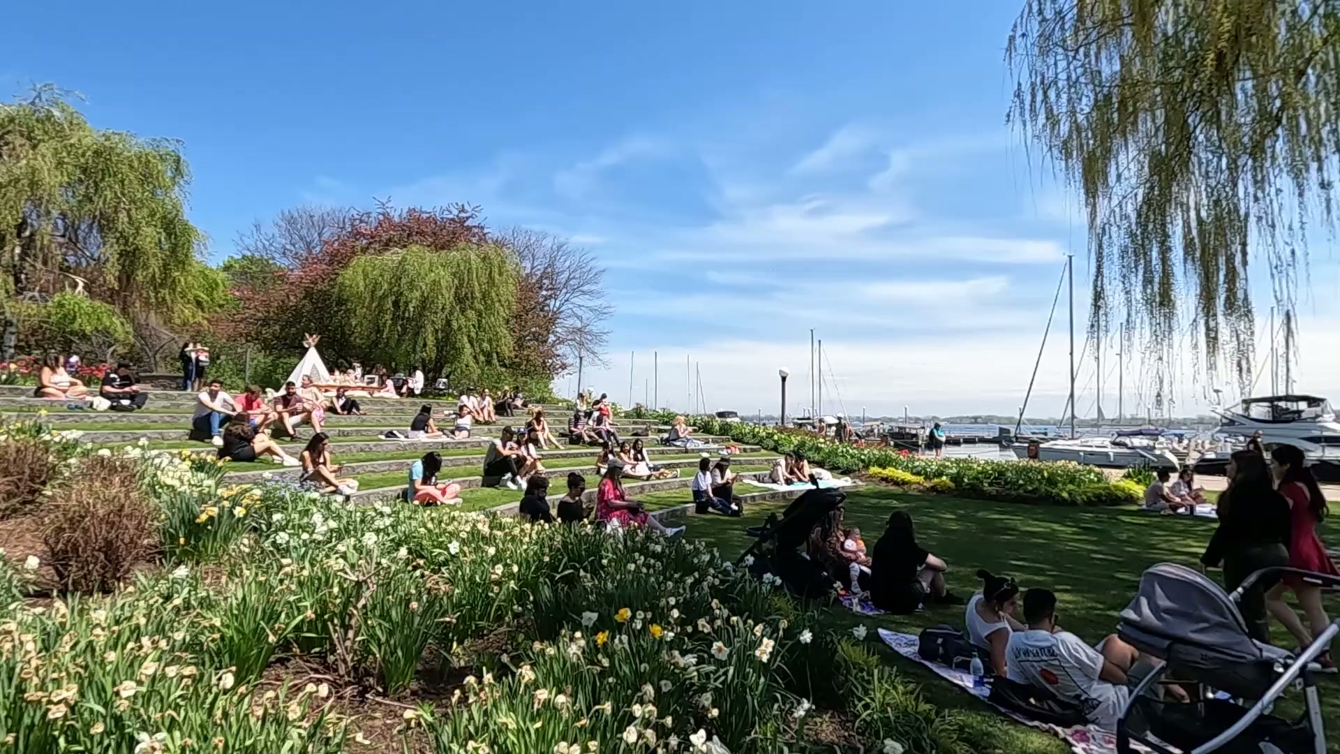 Toronto waterfront adventure: Exploring parks, beaches & delicious eats!