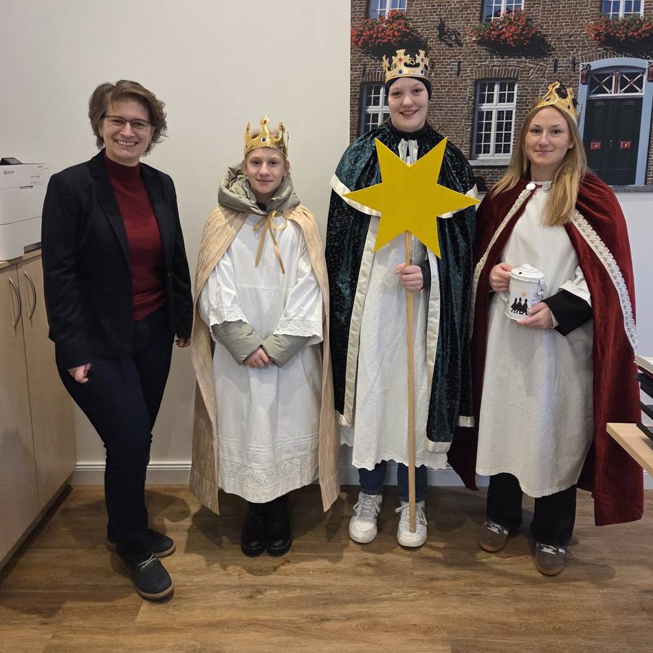 Sternsinger bringen den Segensgruß ins Kerkener Rathaus