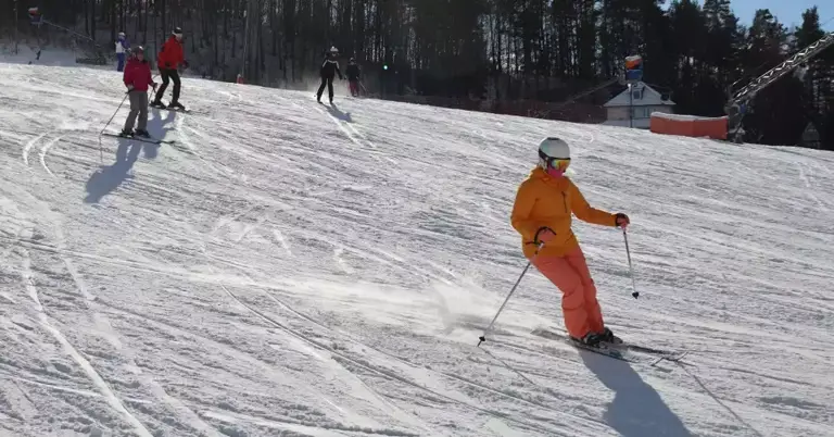 Gdzie na narty na Kaszubach? Opcji nie brakuje, a warunki sprzyjają