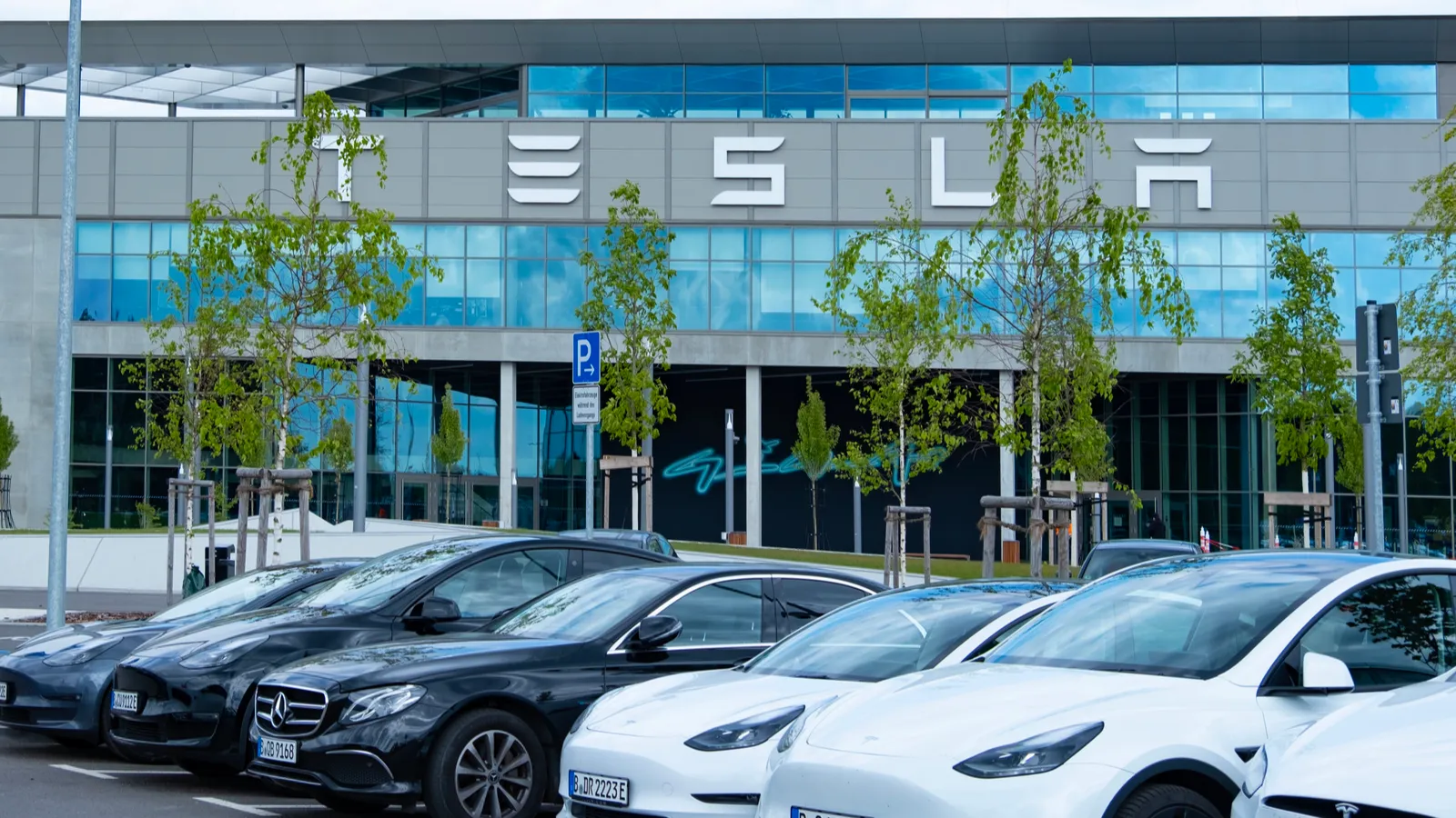 Washington law will let Rivian and Lucid sell EVs directly, expanding ...