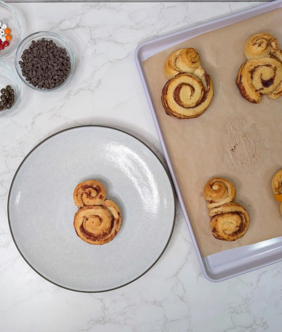 This easy cinnamon roll snowman recipe will entertain your kids ...