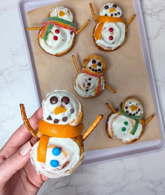 This easy cinnamon roll snowman recipe will entertain your kids ...