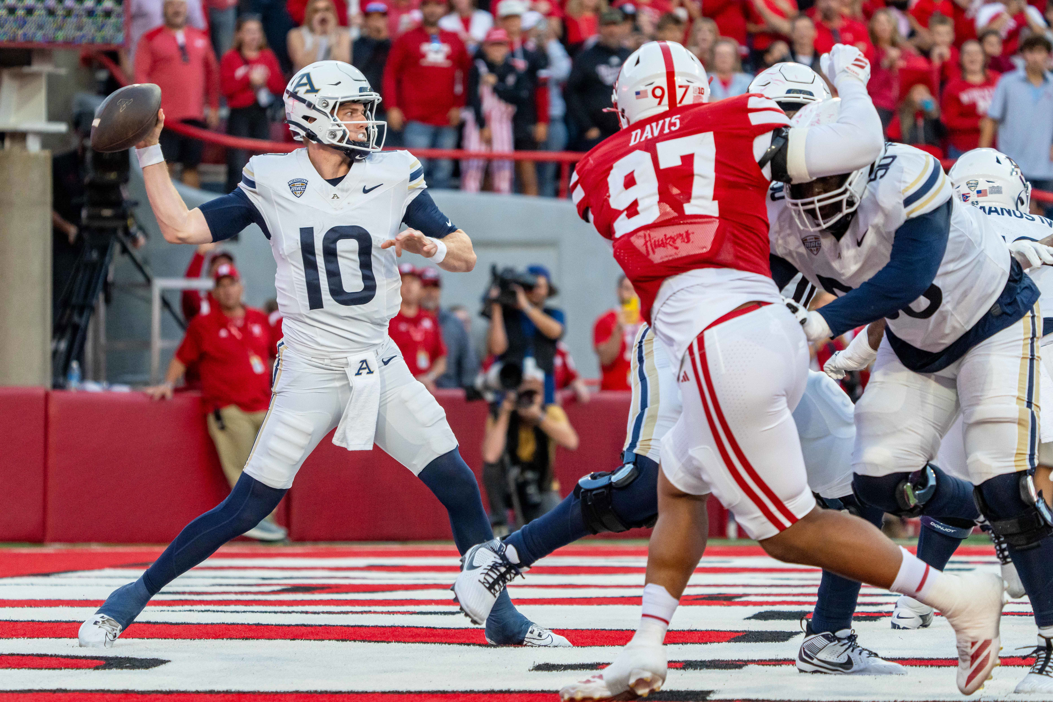 Nebraska defensive lineman Keona Davis to enter transfer portal