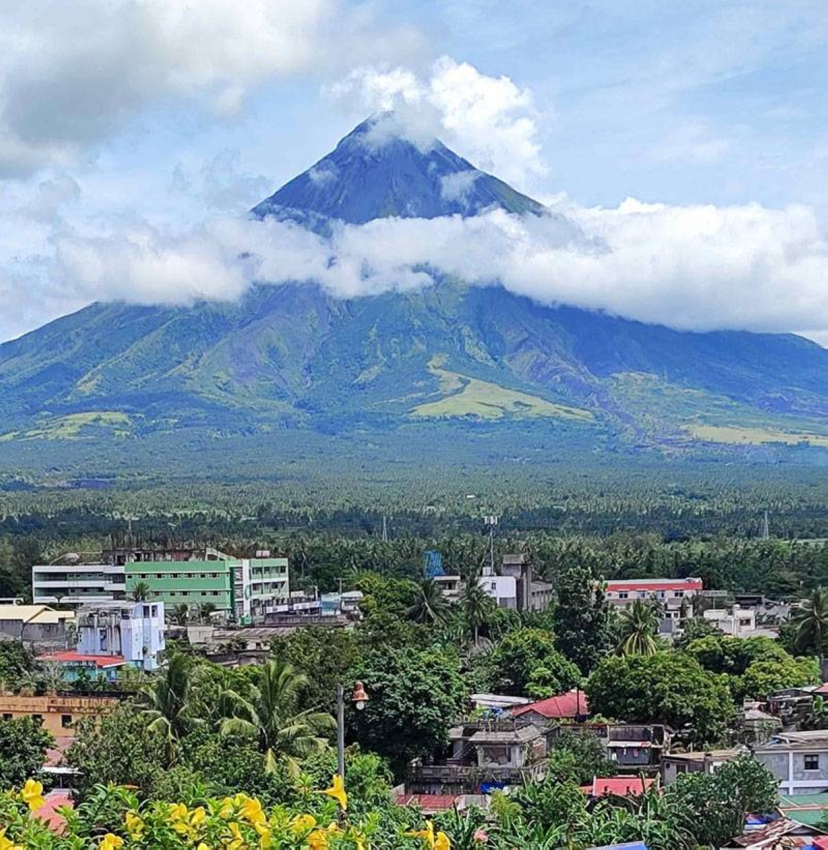 Mayon Volcano emits 'effusive, gentle burst' in prelude to hazardous ...