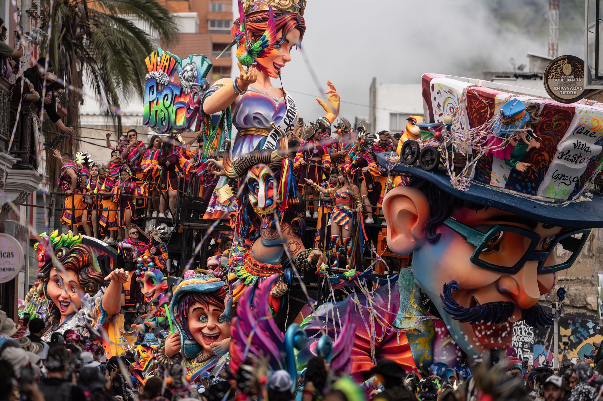 Tausende Menschen feiern farbenfrohen Karneval in Kolumbien