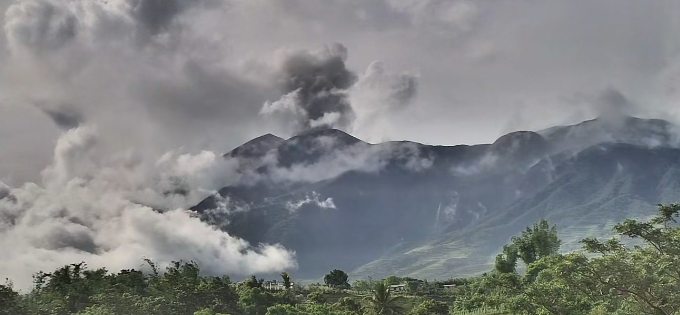 Kanlaon Volcano emits ash anew as Alert Level 2 still up