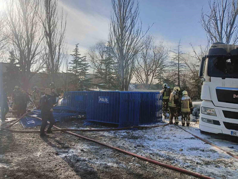 Ankara’da yediemin otoparkındaki tır yangını kontrol altına alındı