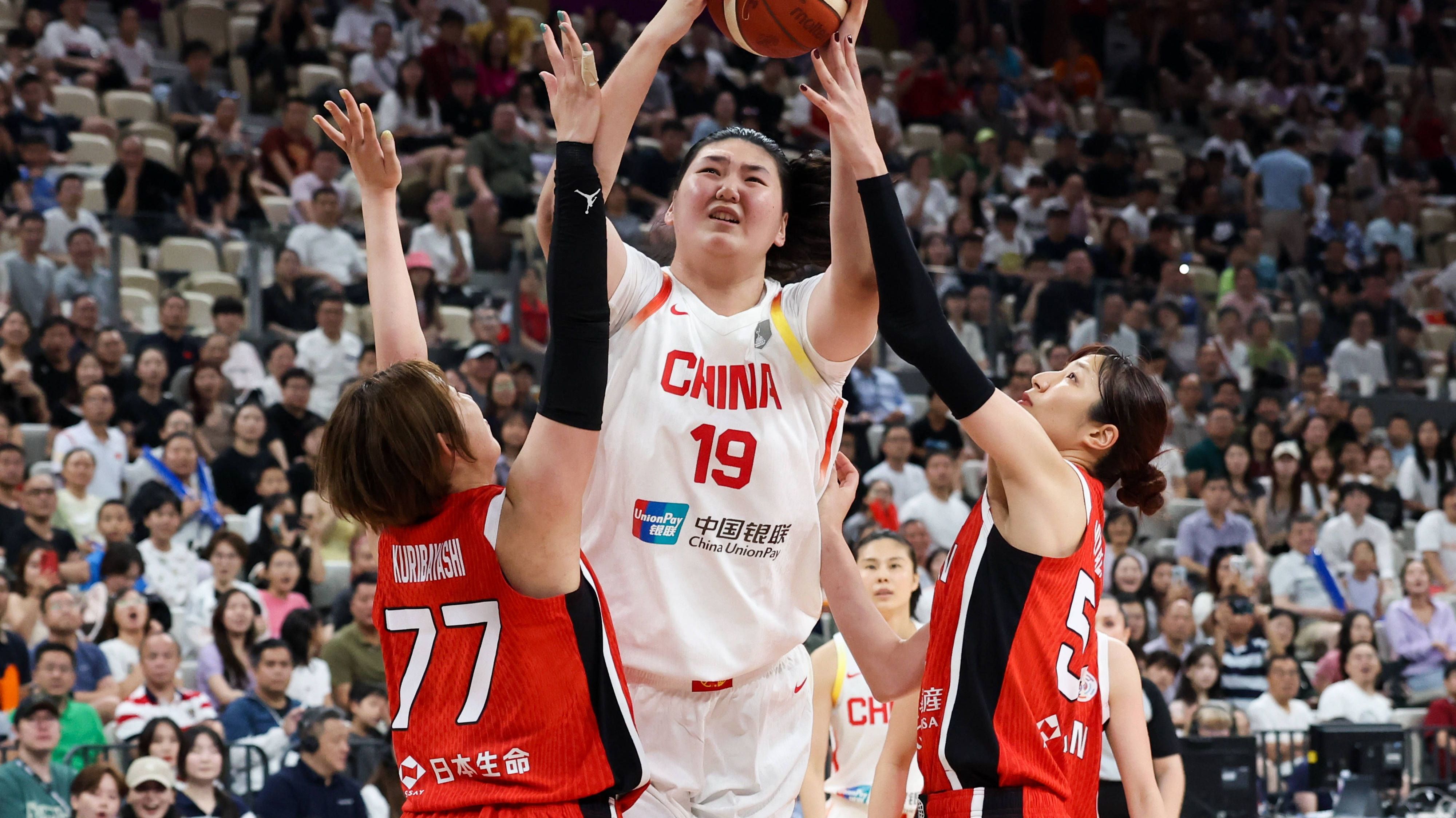 Eine Frau über 2,20 Meter: Das ist Chinas Teenage-Sensation Zhang Ziyu