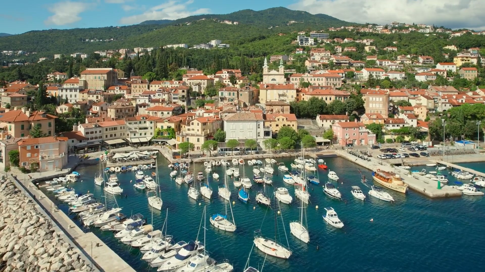 Opatija: Drooni lentää Kroatian kaupungin yllä, joka tunnetaan ...