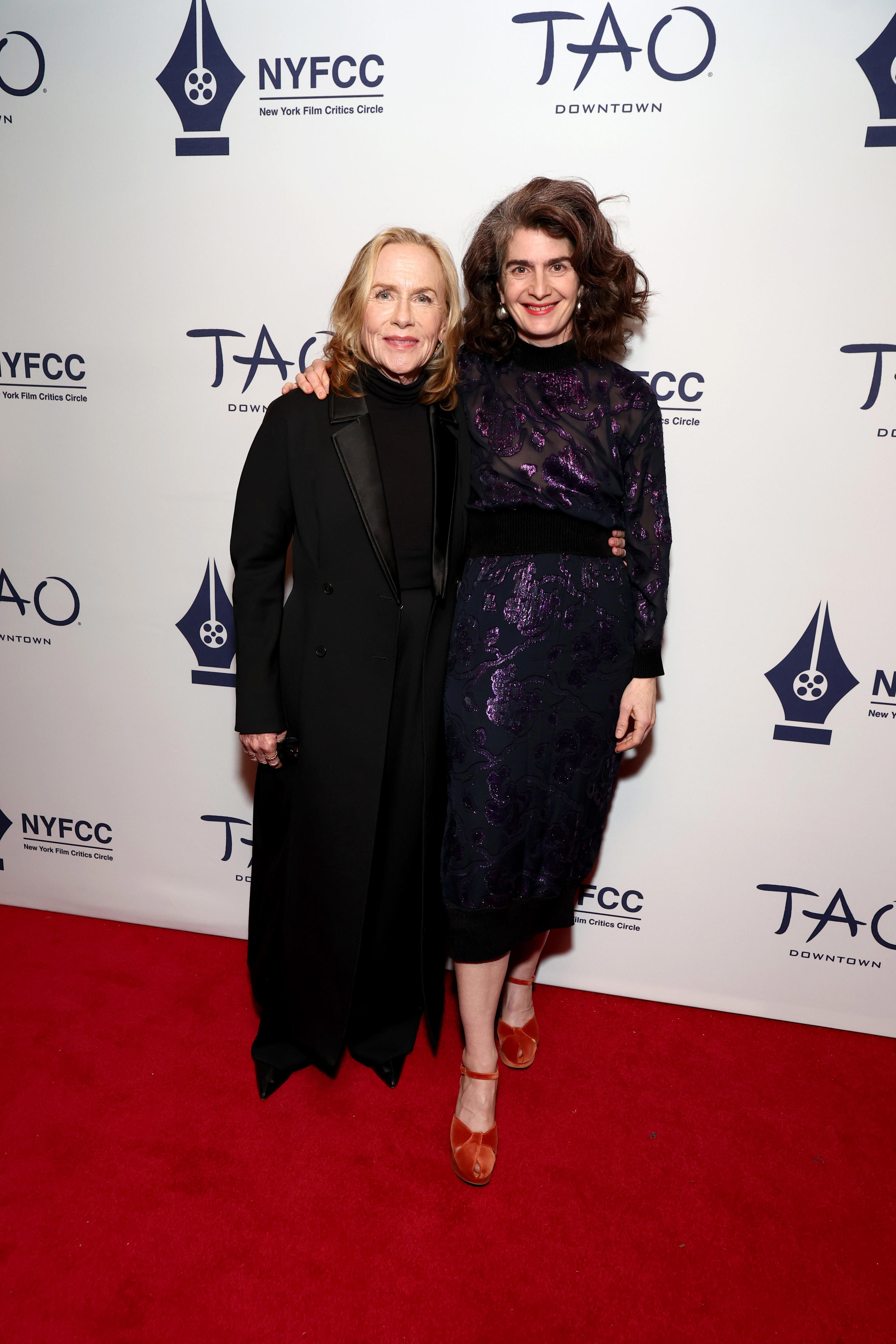 Amy Madigan reunites with 'Field of Dreams' daughter at NYFCC Awards