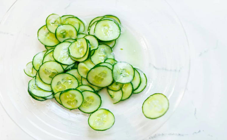 Para qué sirven las rodajas de pepino en el contorno de ojos