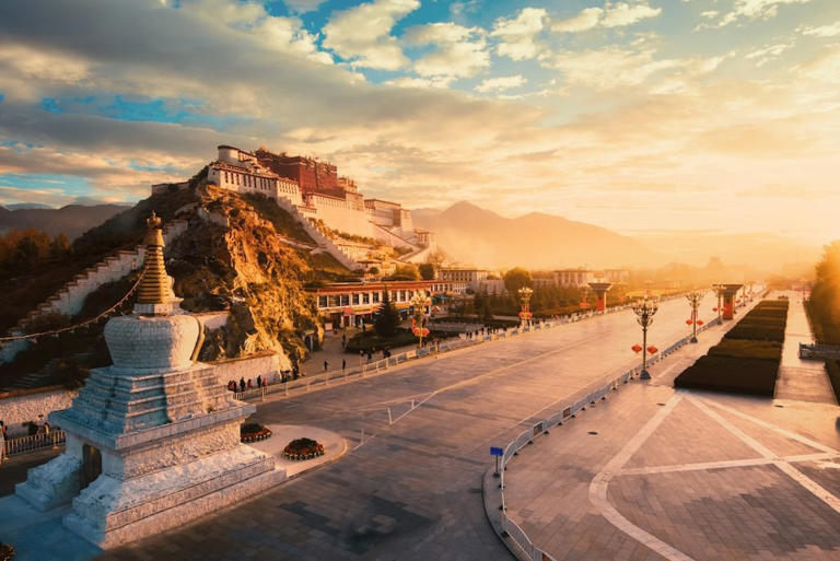 The Potala Palace in Lhasa: Tibet’s gigantic World Heritage Site