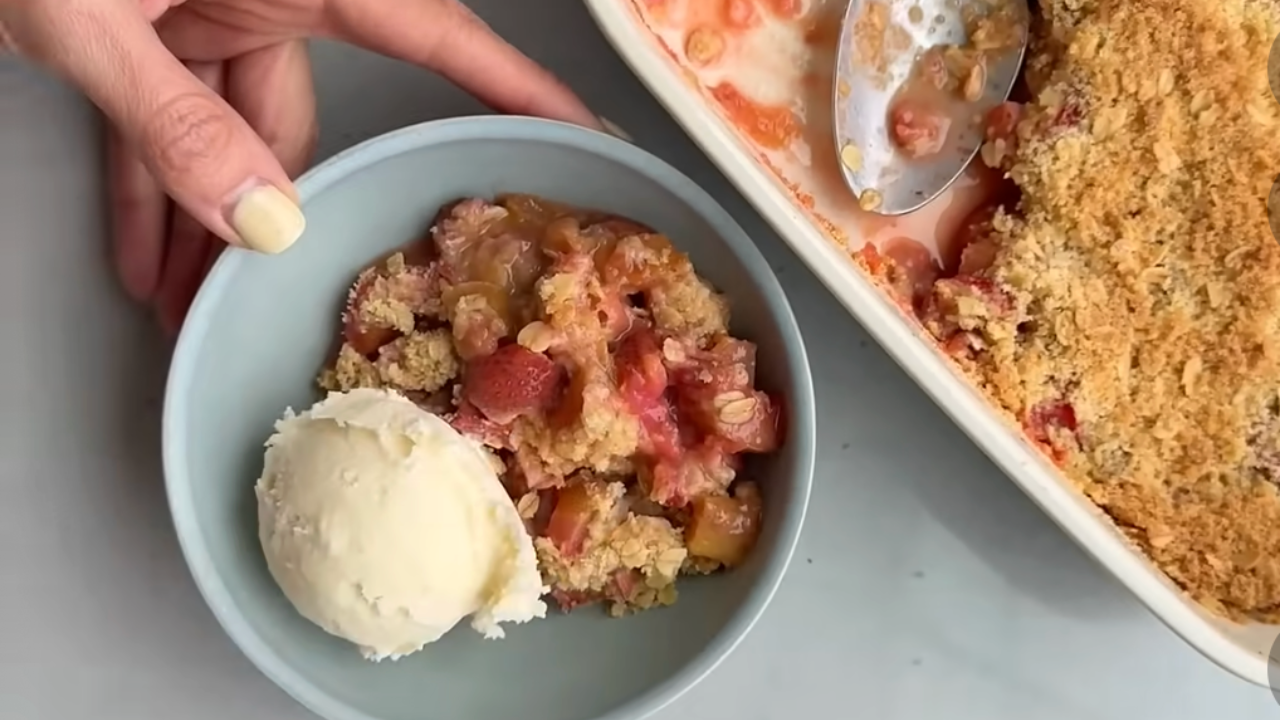 Strawberry rhubarb crisp | A classic dessert made easy