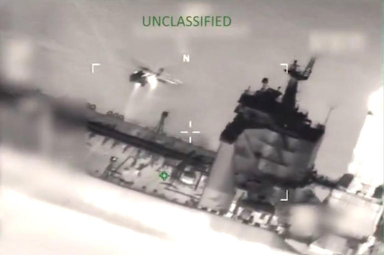 Dramatic moment US soldiers rappel out of chopper to apprehend ...