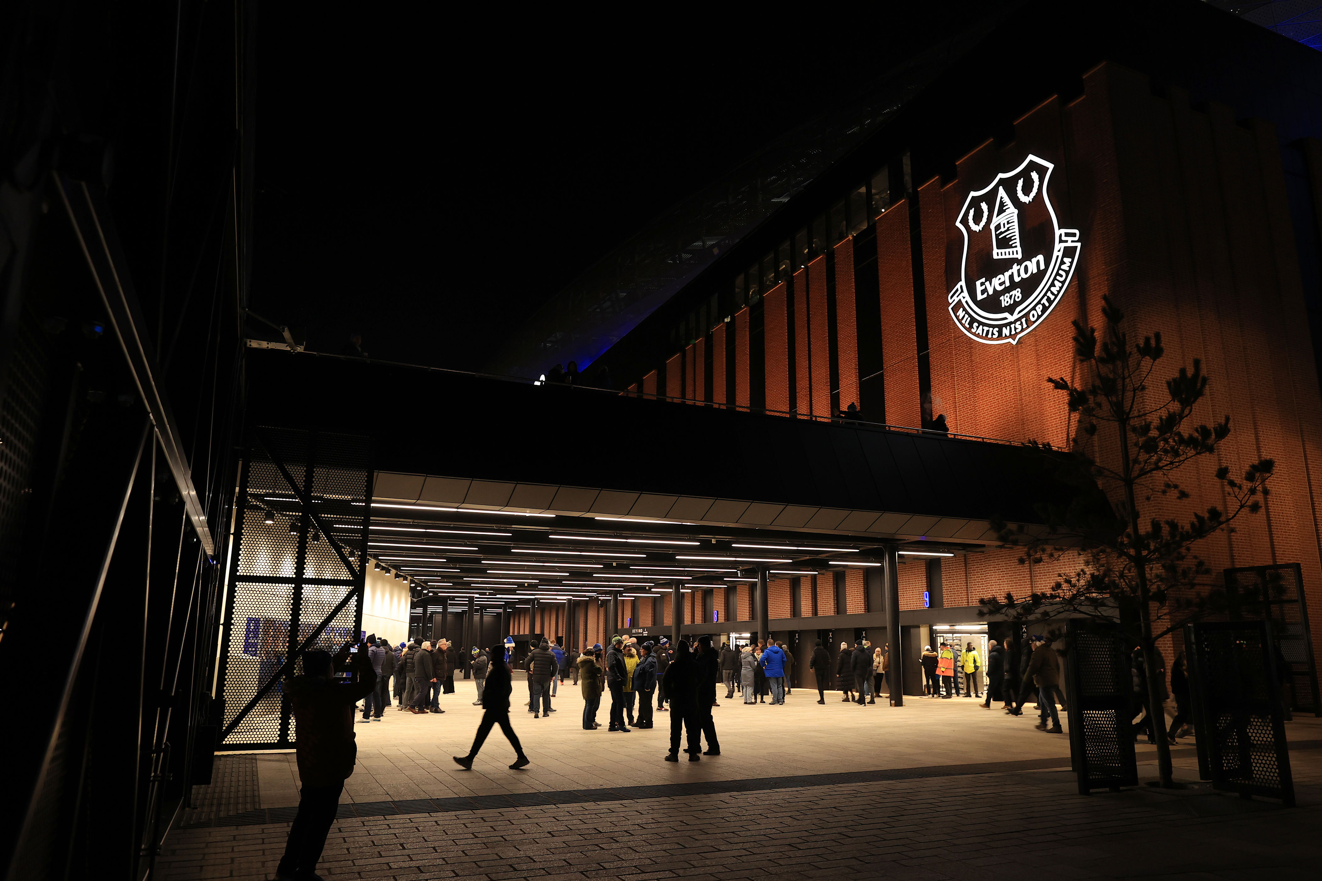 Everton 1-1 Wolves: Final | Nine-men Blues survive total head loss