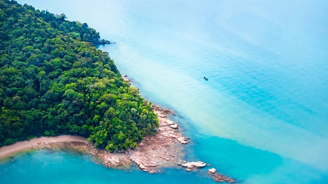 Dark truth about tropical travel: 10 places unfriendly to curvy tourists