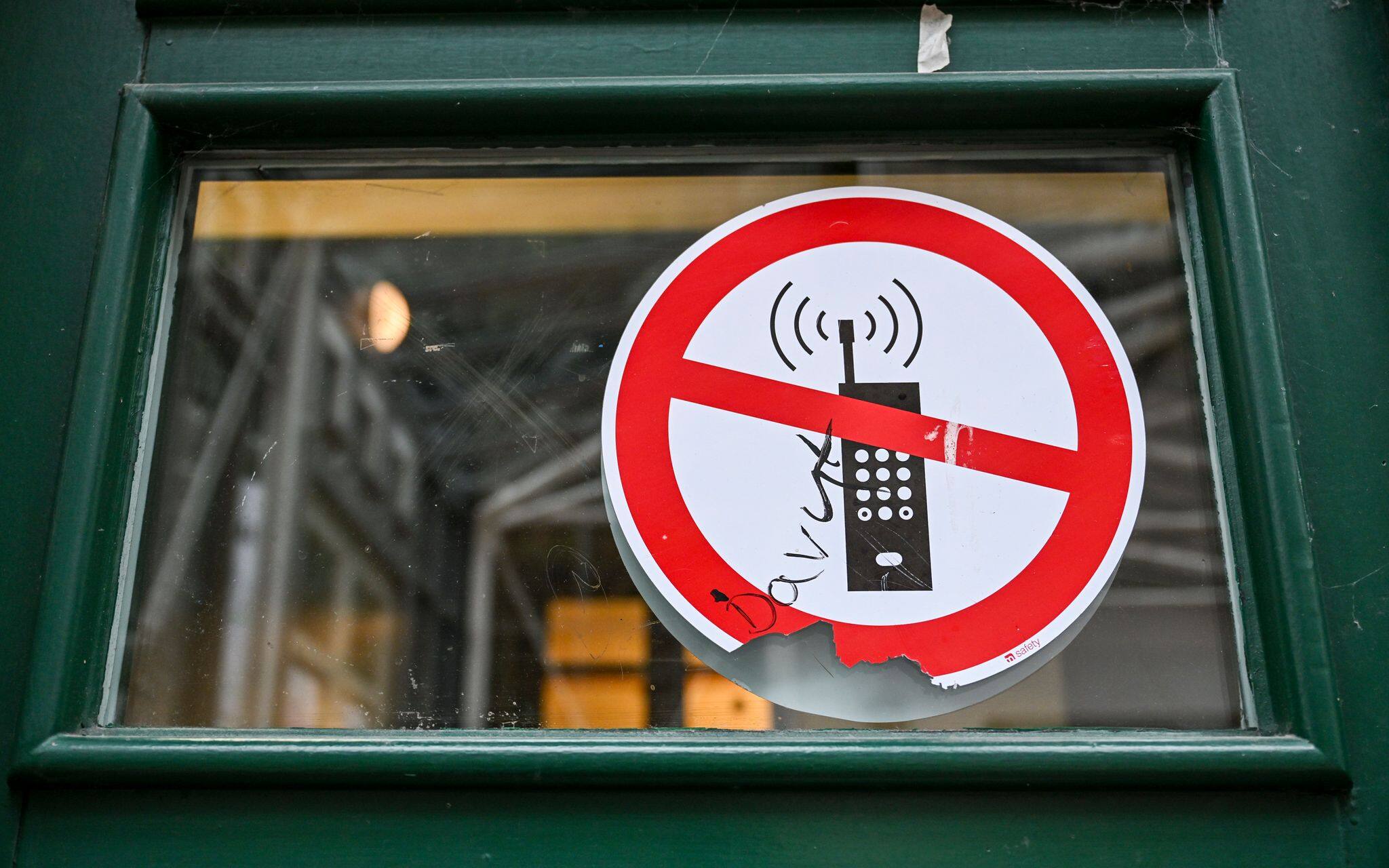 Hälfte aller weiterführenden Schulen verbietet Handys ganz