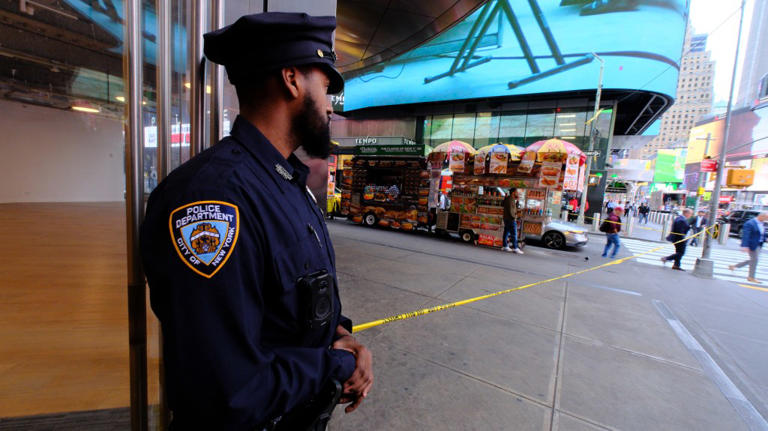 Man slashed in face, stabbed in back in Times Square, police say