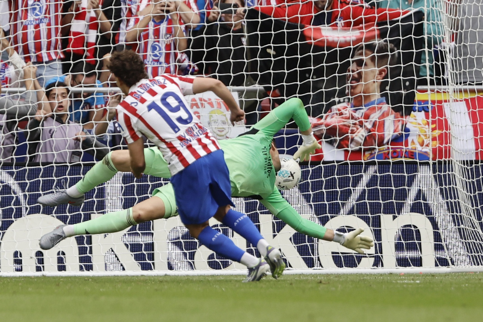Julián Álvarez, un derbi en el laberinto