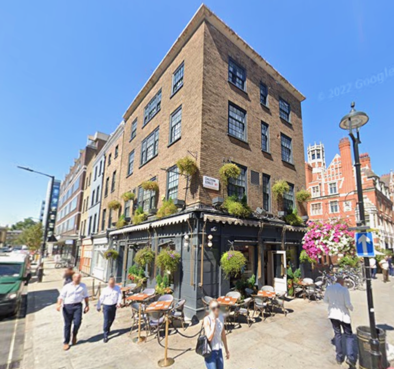 Beatrice's special link to London pub loved by royals