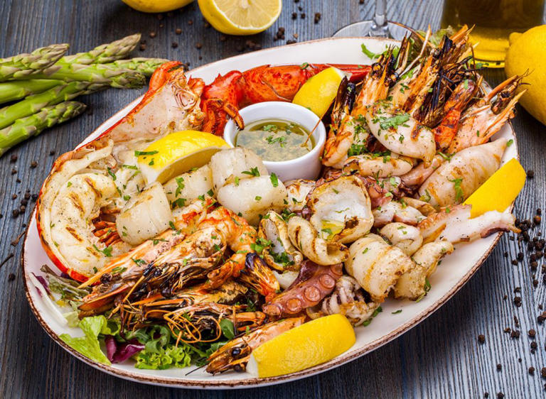 5 seafood spots famous for platter-size portions