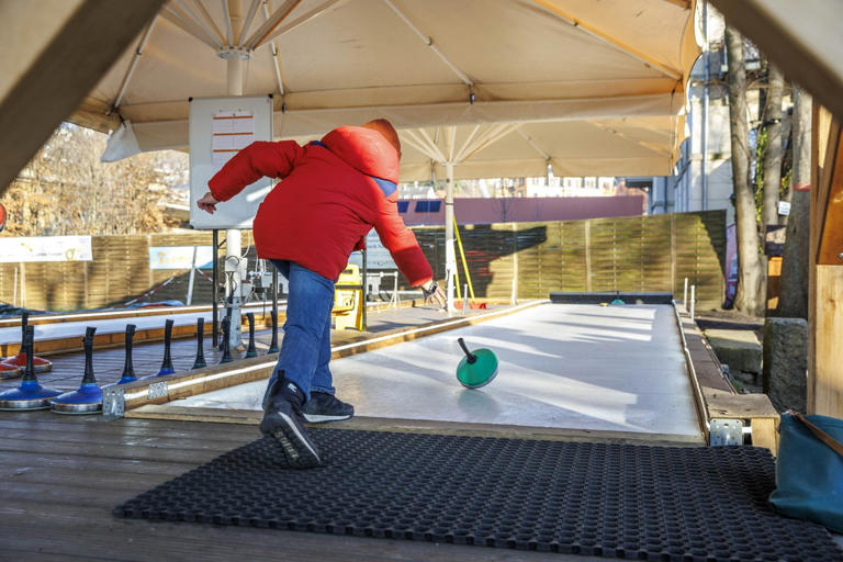 Glatter Spaß am Blauen Wunder: Eisstockschießen jetzt auch im Elbegarten
