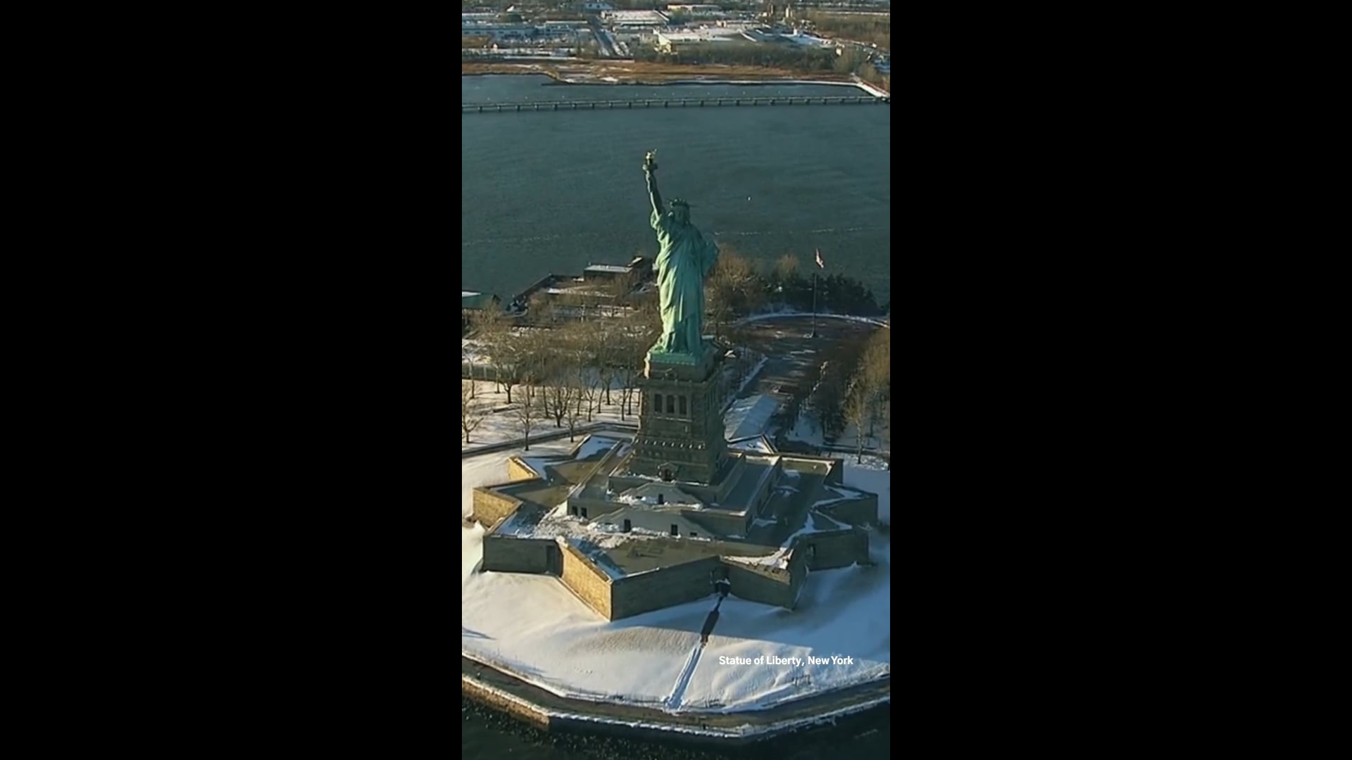 Vinterns omfamning: Snötäckta ikoniska landmärken med drönare