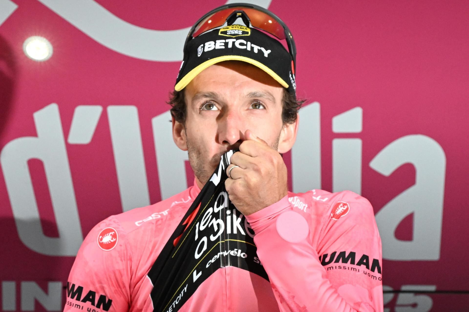 El vigente campeón del Giro, Simon Yates, se retira a sus 33 años ...