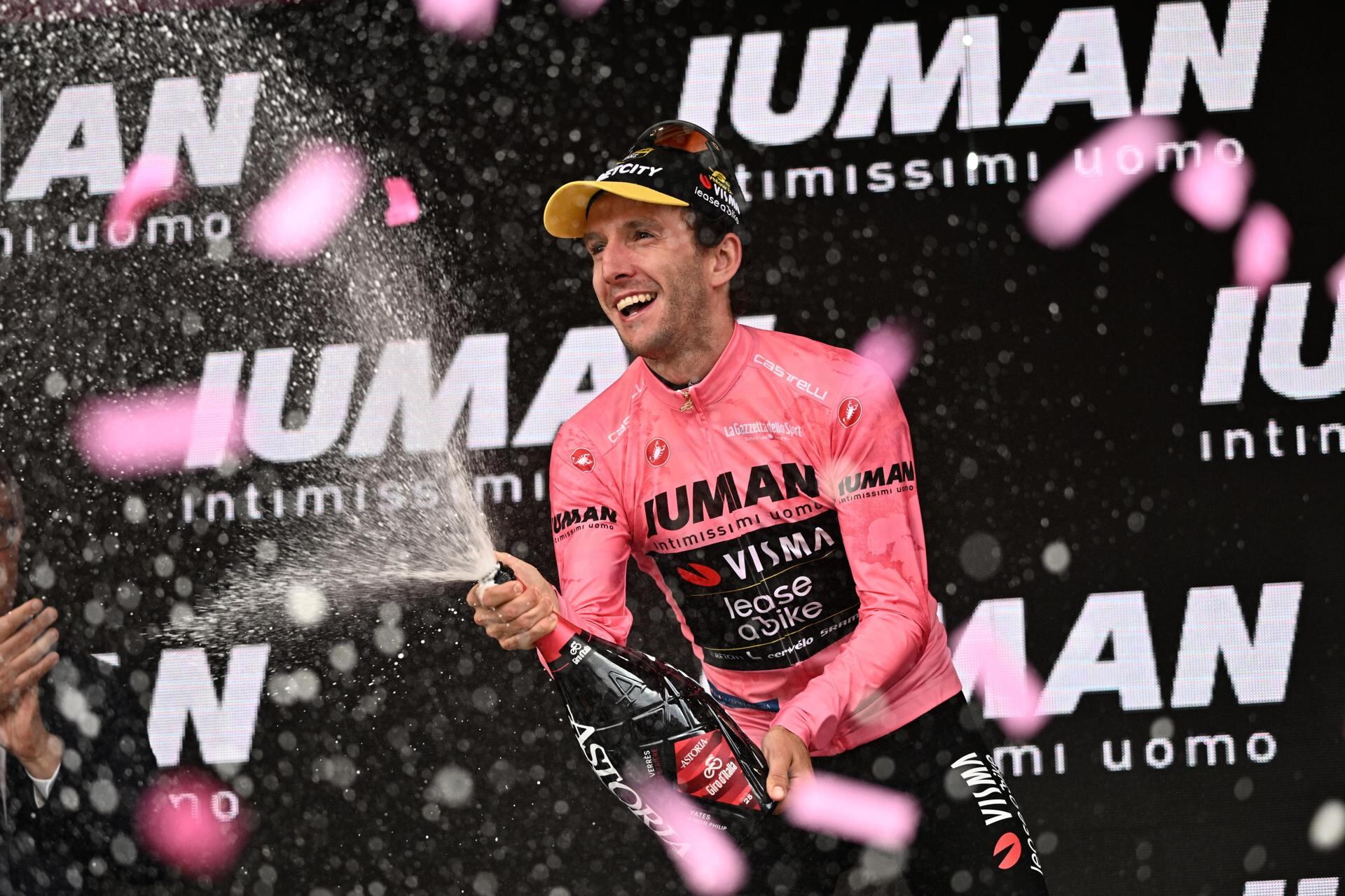 El vigente campeón del Giro, Simon Yates, se retira a sus 33 años ...