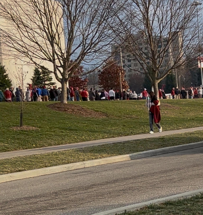 'Hoosier Hysteria': IU fans brave long lines for Peach Bowl rally towels