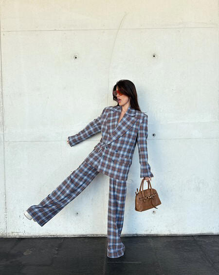 Parece Miu Miu, pero es Tous: el bolso de piel no piel color praliné ...