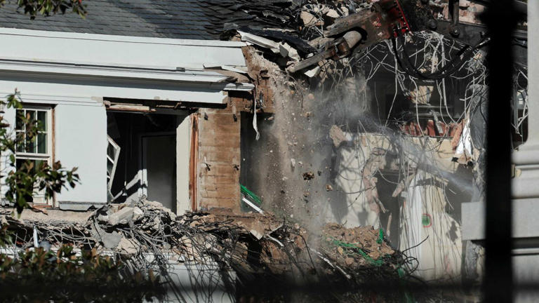 Lawsuit demands answers about asbestos exposure from Trump’s East Wing ...