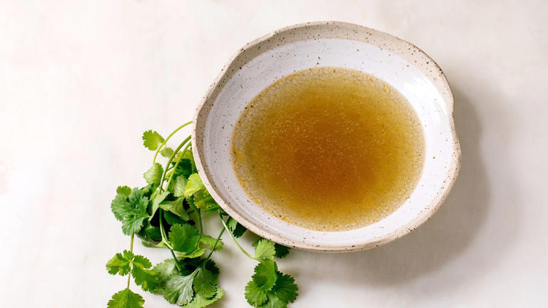 Grippe hivernale : cette recette de bouillon reminéralisant (et vegan ...