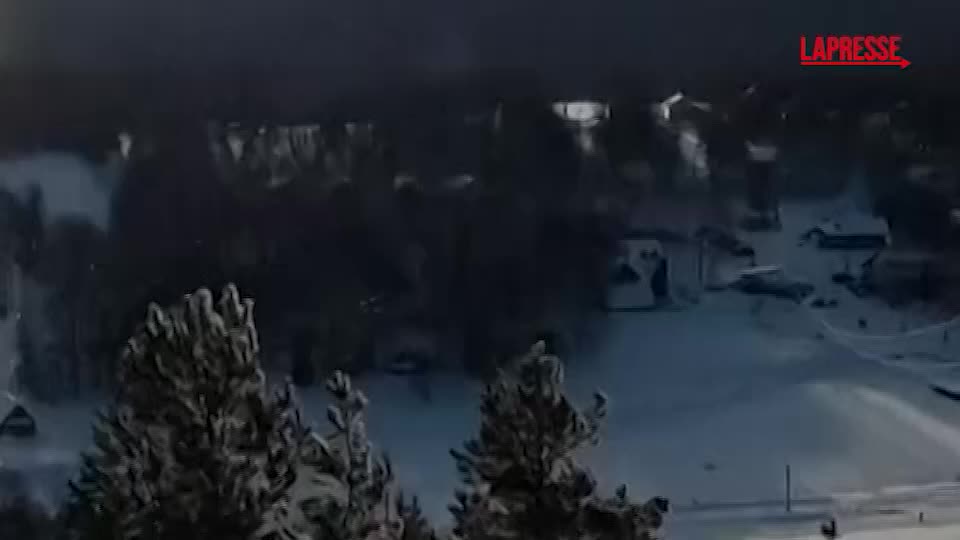 Russia, elicottero resta impigliato nei cavi di una funivia e precipita ...