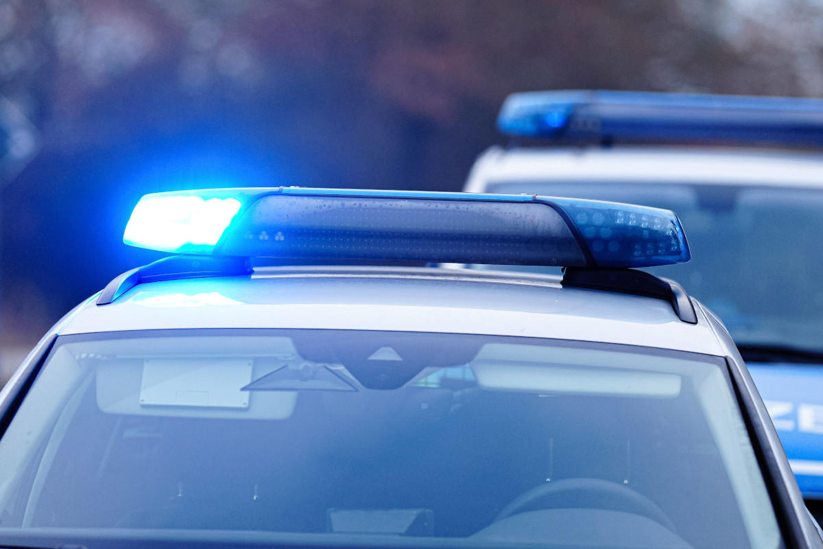 Schlimme Unfälle in NRW: Eisplatte kracht auf Autos – Polizei warnt