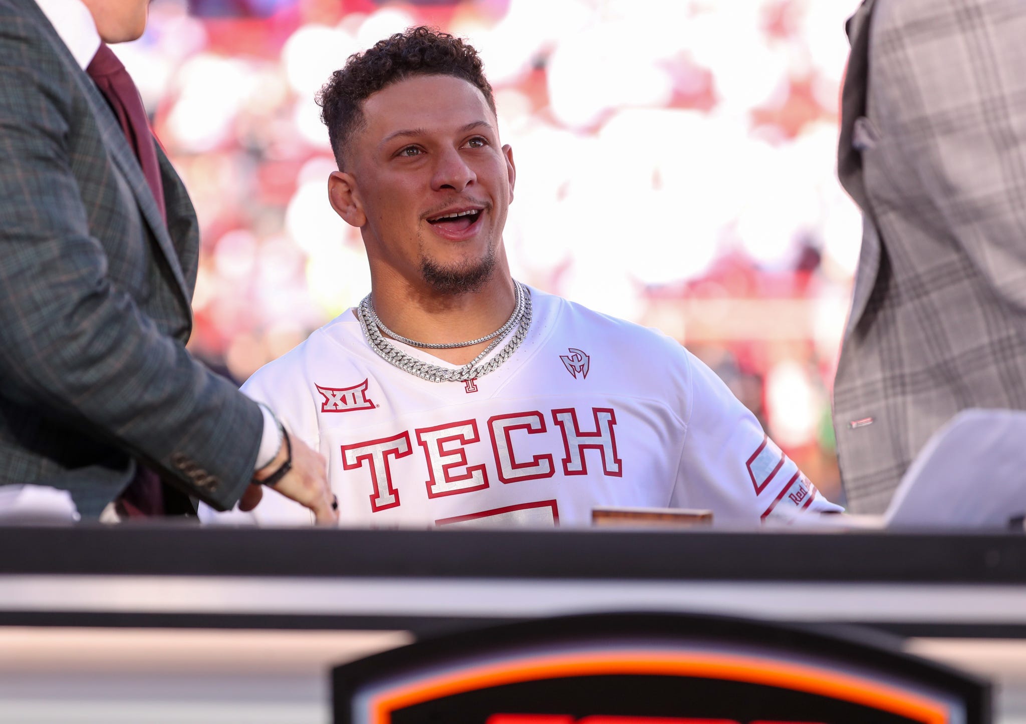 Chiefs' Patrick Mahomes loses college football bet to rookie teammate