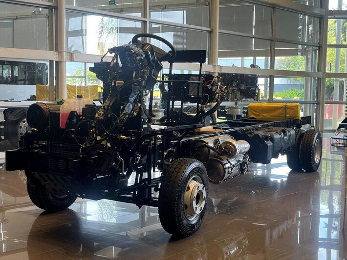 Mercedes-Benz lança micro-ônibus LO 916R de uso misto